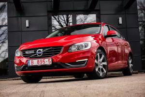 Sarkans Volvo V60 2014 Jelgava, ar dzinēja tilpumu 2.40 L un nobraukumu 296 tūkst. km par 9000 €, foto 3 vietnē AUTOMOTO.COM.LV