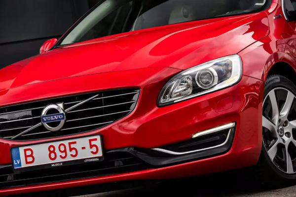 Sarkans Volvo V60 2014 Jelgava, ar dzinēja tilpumu 2.40 L un nobraukumu 296 tūkst. km par 9000 €, foto 3 vietnē AUTOMOTO.COM.LV