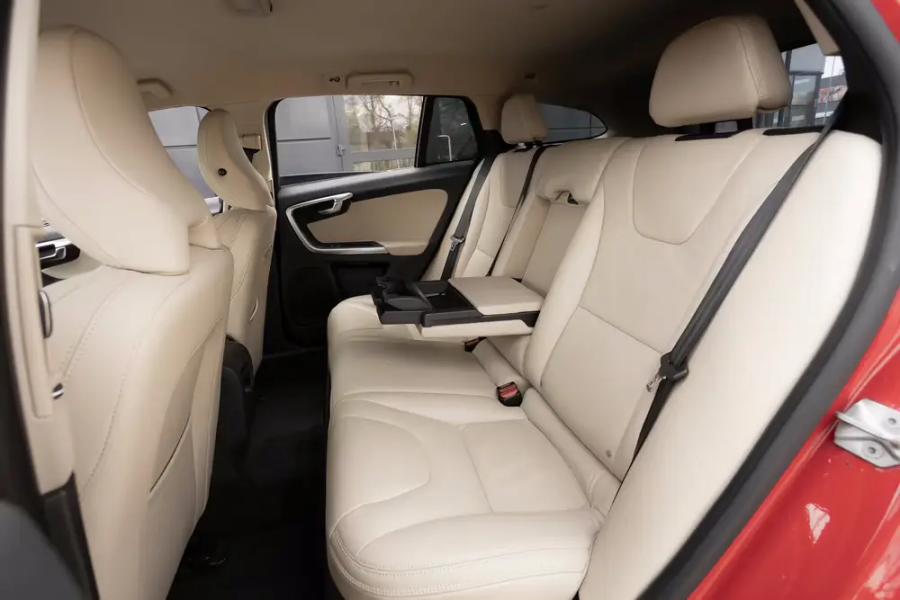 Sarkans Volvo V60 2014 Jelgava, ar dzinēja tilpumu 2.40 L un nobraukumu 296 tūkst. km par 9000 €, foto 17 vietnē AUTOMOTO.COM.LV