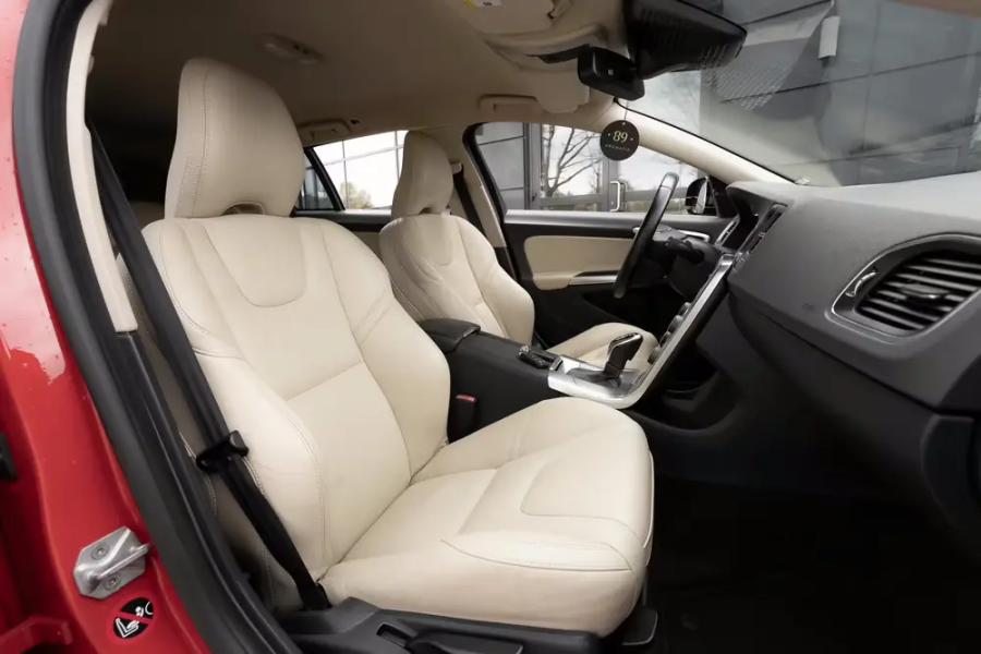 Sarkans Volvo V60 2014 Jelgava, ar dzinēja tilpumu 2.40 L un nobraukumu 296 tūkst. km par 9000 €, foto 19 vietnē AUTOMOTO.COM.LV