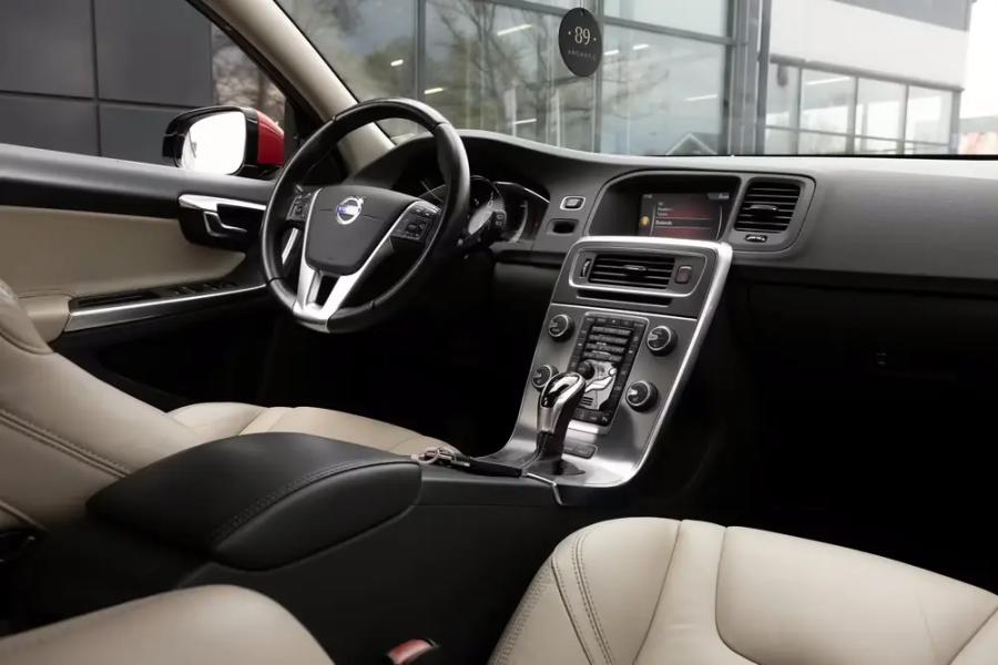 Sarkans Volvo V60 2014 Jelgava, ar dzinēja tilpumu 2.40 L un nobraukumu 296 tūkst. km par 9000 €, foto 21 vietnē AUTOMOTO.COM.LV