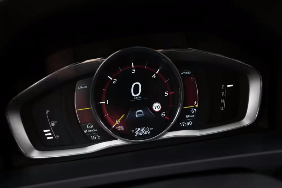 Sarkans Volvo V60 2014 Jelgava, ar dzinēja tilpumu 2.40 L un nobraukumu 296 tūkst. km par 9000 €, foto 32 vietnē AUTOMOTO.COM.LV