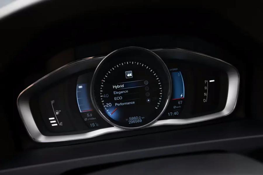 Sarkans Volvo V60 2014 Jelgava, ar dzinēja tilpumu 2.40 L un nobraukumu 296 tūkst. km par 9000 €, foto 33 vietnē AUTOMOTO.COM.LV