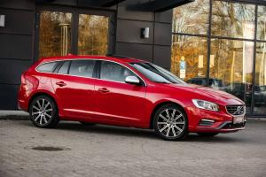Sarkans Volvo V60 2014 Jelgava, ar dzinēja tilpumu 2.40 L un nobraukumu 302 tūkst. km par 7200 €, foto 4 vietnē AUTOMOTO.COM.LV