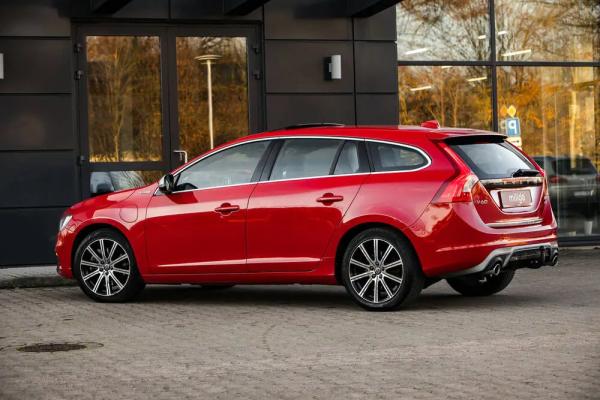 Sarkans Volvo V60 2014 Jelgava, ar dzinēja tilpumu 2.40 L un nobraukumu 302 tūkst. km par 7200 €, foto 9 vietnē AUTOMOTO.COM.LV
