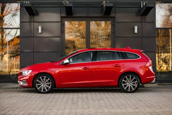 Sarkans Volvo V60 2014 Jelgava, ar dzinēja tilpumu 2.40 L un nobraukumu 302 tūkst. km par 7200 €, foto 10 vietnē AUTOMOTO.COM.LV