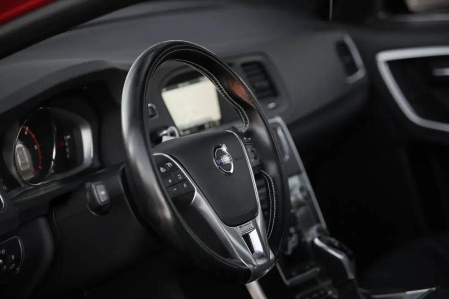 Sarkans Volvo V60 2014 Jelgava, ar dzinēja tilpumu 2.40 L un nobraukumu 302 tūkst. km par 7200 €, foto 12 vietnē AUTOMOTO.COM.LV