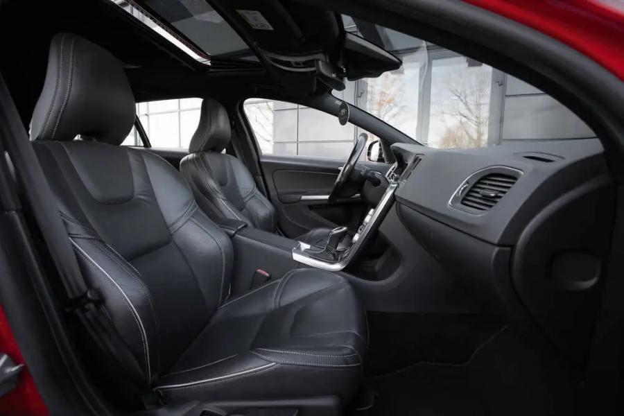 Sarkans Volvo V60 2014 Jelgava, ar dzinēja tilpumu 2.40 L un nobraukumu 302 tūkst. km par 7200 €, foto 20 vietnē AUTOMOTO.COM.LV