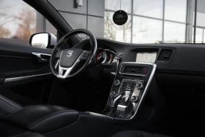 Sarkans Volvo V60 2014 Jelgava, ar dzinēja tilpumu 2.40 L un nobraukumu 302 tūkst. km par 7200 €, foto 22 vietnē AUTOMOTO.COM.LV