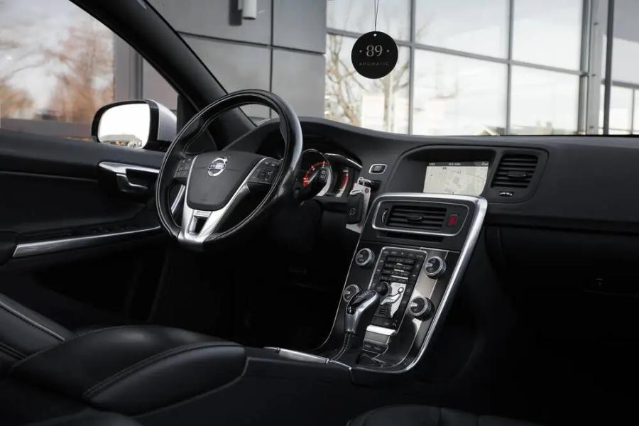 Sarkans Volvo V60 2014 Jelgava, ar dzinēja tilpumu 2.40 L un nobraukumu 302 tūkst. km par 7200 €, foto 22 vietnē AUTOMOTO.COM.LV