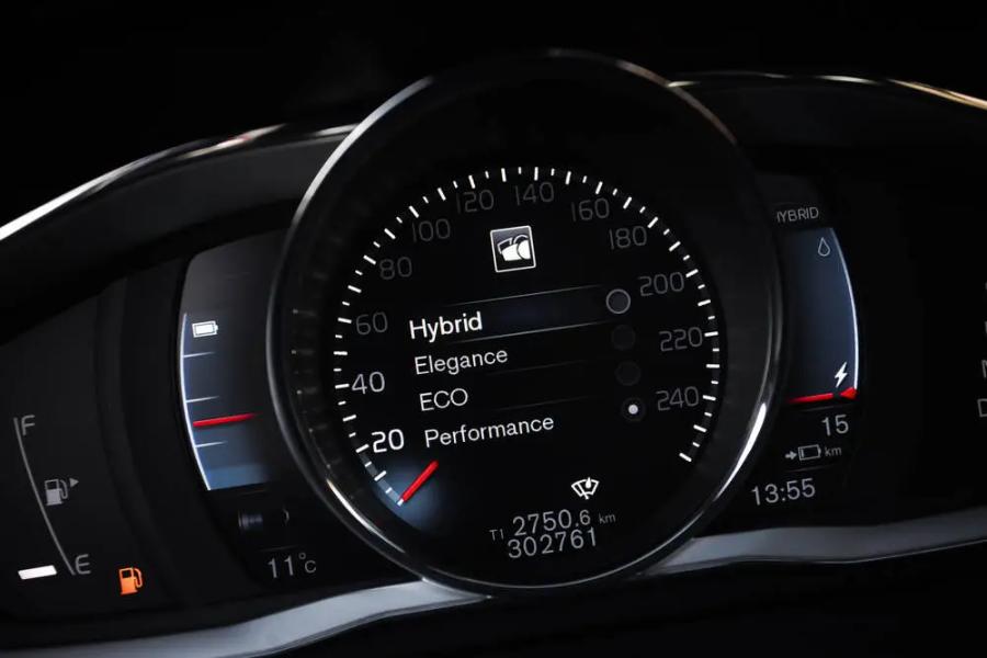 Sarkans Volvo V60 2014 Jelgava, ar dzinēja tilpumu 2.40 L un nobraukumu 302 tūkst. km par 7200 €, foto 39 vietnē AUTOMOTO.COM.LV