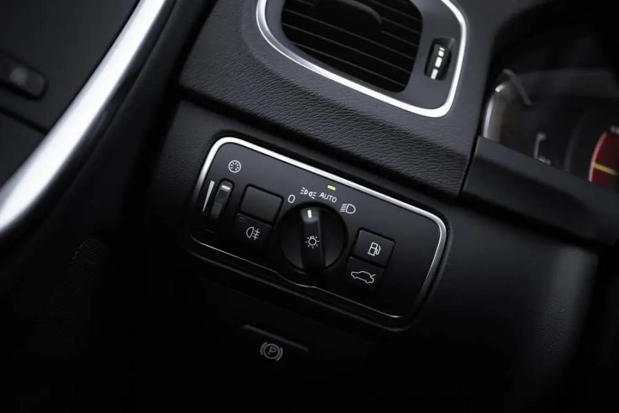 Sarkans Volvo V60 2014 Jelgava, ar dzinēja tilpumu 2.40 L un nobraukumu 302 tūkst. km par 7200 €, foto 41 vietnē AUTOMOTO.COM.LV