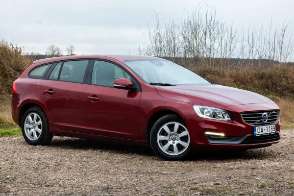 Red Volvo V60 2014 in Riga, with an engine capacity of 2.00 L and mileage of 181 thousand km for 8995 €, photo 1 on AUTOMOTO.COM.LV