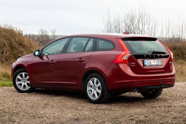 Red Volvo V60 2014 in Riga, with an engine capacity of 2.00 L and mileage of 181 thousand km for 8995 €, photo 2 on AUTOMOTO.COM.LV