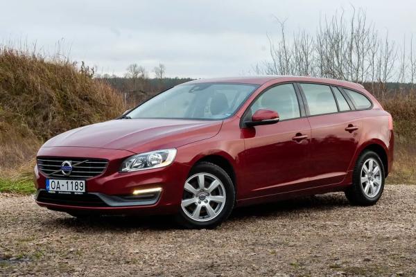Red Volvo V60 2014 in Riga, with an engine capacity of 2.00 L and mileage of 181 thousand km for 8995 €, photo 3 on AUTOMOTO.COM.LV