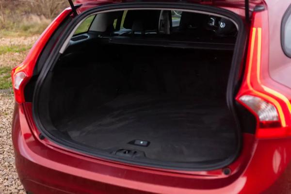 Red Volvo V60 2014 in Riga, with an engine capacity of 2.00 L and mileage of 181 thousand km for 8995 €, photo 6 on AUTOMOTO.COM.LV