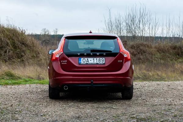 Red Volvo V60 2014 in Riga, with an engine capacity of 2.00 L and mileage of 181 thousand km for 8995 €, photo 8 on AUTOMOTO.COM.LV