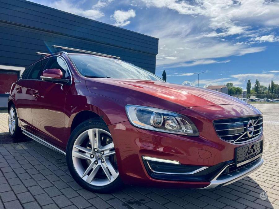 Red Volvo V60 2014 in Kaunas, with an engine capacity of 2.40 L and mileage of 277 thousand km for 7390 €, photo 3 on AUTOMOTO.COM.LV