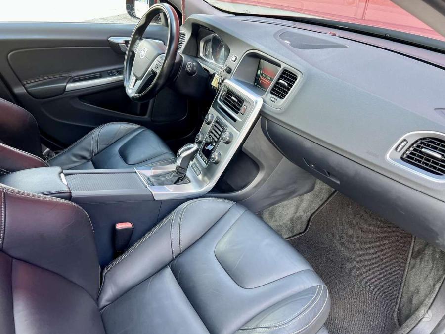 Red Volvo V60 2014 in Kaunas, with an engine capacity of 2.40 L and mileage of 277 thousand km for 7390 €, photo 24 on AUTOMOTO.COM.LV