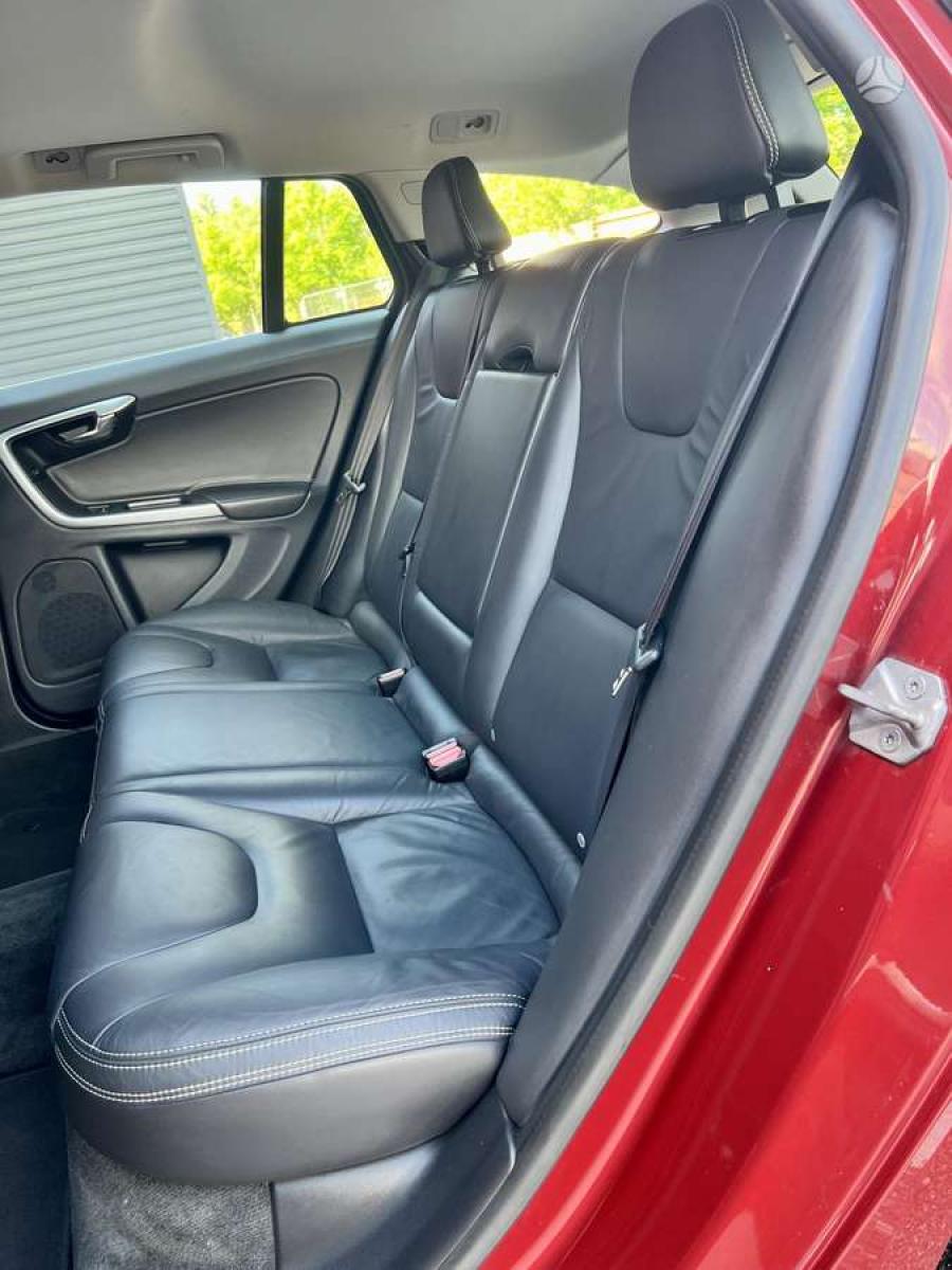 Red Volvo V60 2014 in Kaunas, with an engine capacity of 2.40 L and mileage of 277 thousand km for 7390 €, photo 35 on AUTOMOTO.COM.LV