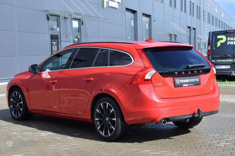 Red Volvo V60 2014 in Vilnius, with an engine capacity of 1.98 L and mileage of 296 thousand km for 6999 €, photo 11 on AUTOMOTO.COM.LV