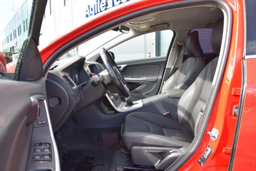 Red Volvo V60 2014 in Vilnius, with an engine capacity of 1.98 L and mileage of 296 thousand km for 6999 €, photo 15 on AUTOMOTO.COM.LV