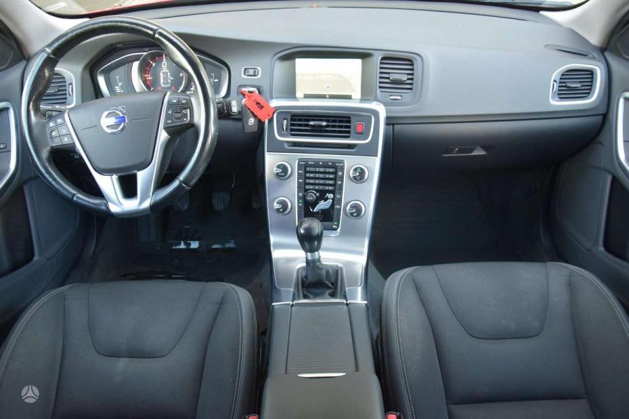 Red Volvo V60 2014 in Vilnius, with an engine capacity of 1.98 L and mileage of 296 thousand km for 6999 €, photo 17 on AUTOMOTO.COM.LV