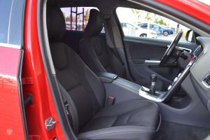 Red Volvo V60 2014 in Vilnius, with an engine capacity of 1.98 L and mileage of 296 thousand km for 6999 €, photo 19 on AUTOMOTO.COM.LV
