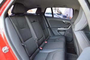Red Volvo V60 2014 in Vilnius, with an engine capacity of 1.98 L and mileage of 296 thousand km for 6999 €, photo 20 on AUTOMOTO.COM.LV