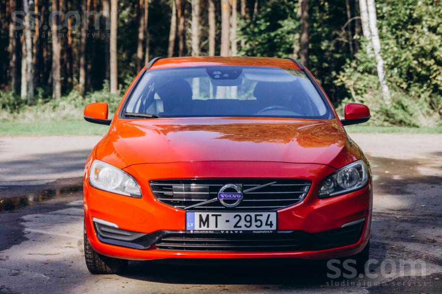 Red Volvo V60 2014 in Riga, with an engine capacity of 2.40 L and mileage of 267 thousand km for 6200 €, photo 3 on AUTOMOTO.COM.LV