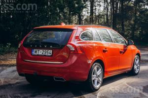 Red Volvo V60 2014 in Riga, with an engine capacity of 2.40 L and mileage of 267 thousand km for 6200 €, photo 6 on AUTOMOTO.COM.LV
