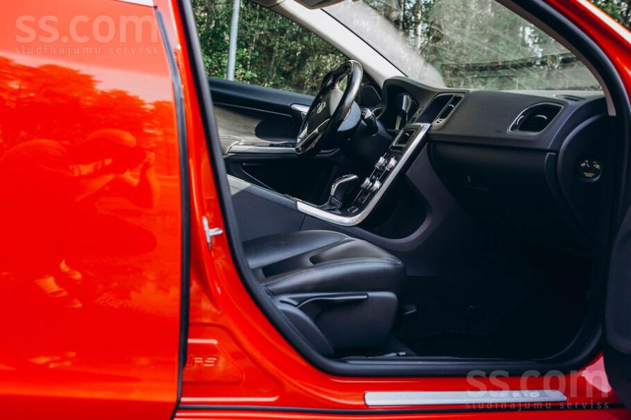Red Volvo V60 2014 in Riga, with an engine capacity of 2.40 L and mileage of 267 thousand km for 6200 €, photo 16 on AUTOMOTO.COM.LV