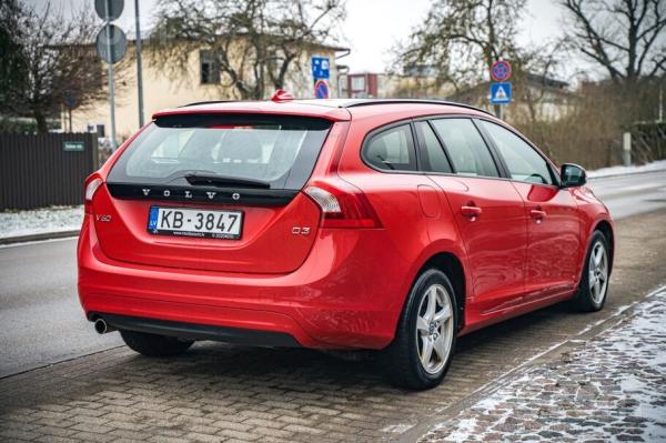 Sarkans Volvo V60 2015 Rīga, ar dzinēja tilpumu 2.00 L un nobraukumu 0 tūkst. km par 5990 €, foto 4 vietnē AUTOMOTO.COM.LV