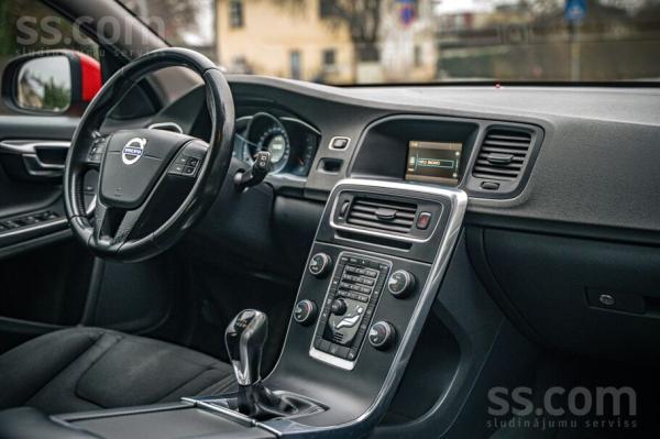 Sarkans Volvo V60 2015 Rīga, ar dzinēja tilpumu 2.00 L un nobraukumu 0 tūkst. km par 5990 €, foto 7 vietnē AUTOMOTO.COM.LV