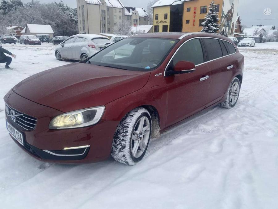 Sarkans Volvo V60 2015 Viļņa, ar dzinēja tilpumu 2.40 L un nobraukumu 196 tūkst. km par 7450 €, foto 1 vietnē AUTOMOTO.COM.LV