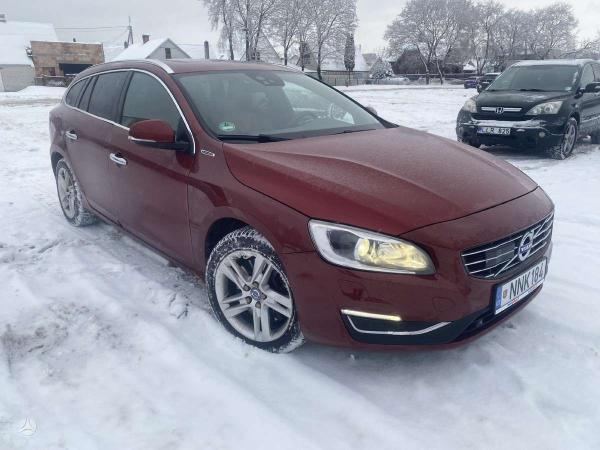 Sarkans Volvo V60 2015 Viļņa, ar dzinēja tilpumu 2.40 L un nobraukumu 196 tūkst. km par 7450 €, foto 3 vietnē AUTOMOTO.COM.LV