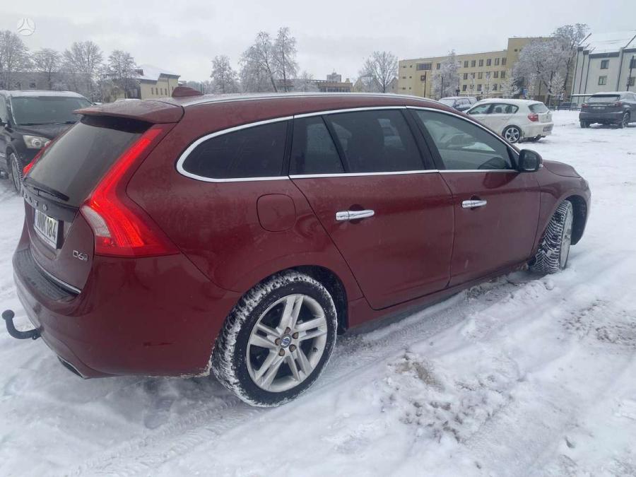Sarkans Volvo V60 2015 Viļņa, ar dzinēja tilpumu 2.40 L un nobraukumu 196 tūkst. km par 7450 €, foto 4 vietnē AUTOMOTO.COM.LV