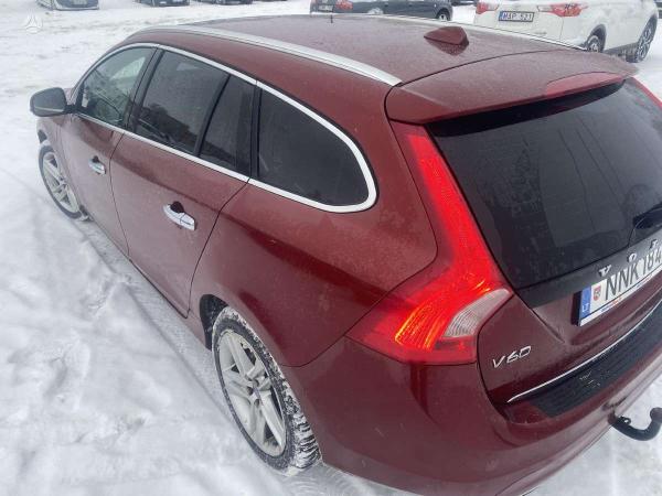 Sarkans Volvo V60 2015 Viļņa, ar dzinēja tilpumu 2.40 L un nobraukumu 196 tūkst. km par 7450 €, foto 6 vietnē AUTOMOTO.COM.LV
