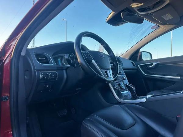 Sarkans Volvo V60 2015 Jelgava, ar dzinēja tilpumu 2.40 L un nobraukumu 242 tūkst. km par 9990 €, foto 8 vietnē AUTOMOTO.COM.LV
