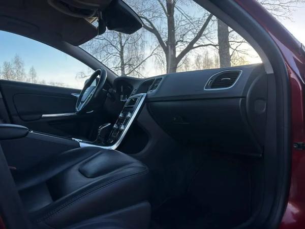 Sarkans Volvo V60 2015 Jelgava, ar dzinēja tilpumu 2.40 L un nobraukumu 242 tūkst. km par 9990 €, foto 10 vietnē AUTOMOTO.COM.LV
