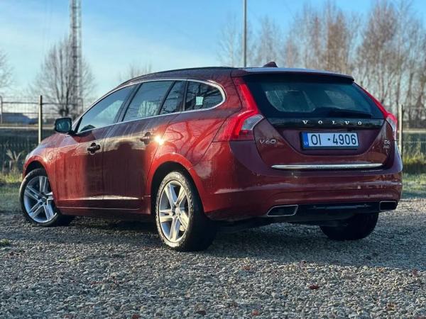 Sarkans Volvo V60 2015 Jelgava, ar dzinēja tilpumu 2.40 L un nobraukumu 242 tūkst. km par 9990 €, foto 4 vietnē AUTOMOTO.COM.LV