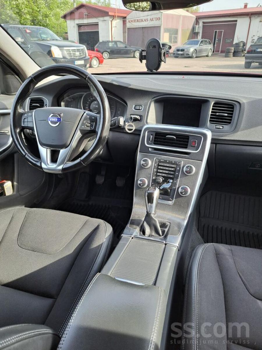 Sarkans Volvo V60 2016 Rīga, ar dzinēja tilpumu 2.00 L un nobraukumu 235 tūkst. km par 9950 €, foto 8 vietnē AUTOMOTO.COM.LV