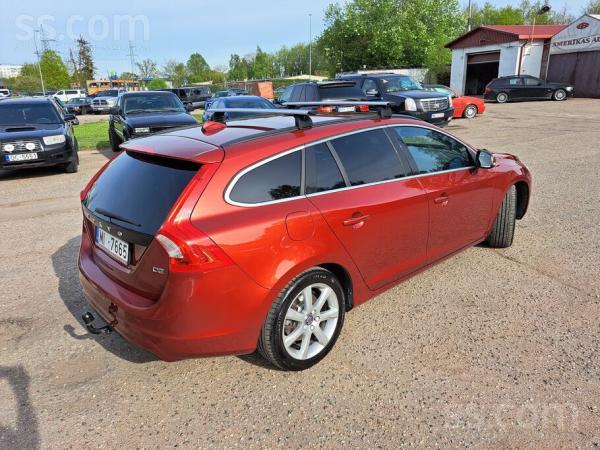 Red Volvo V60 2016 in Riga, with an engine capacity of 2.00 L and mileage of 235 thousand km for 9450 €, photo 5 on AUTOMOTO.COM.LV