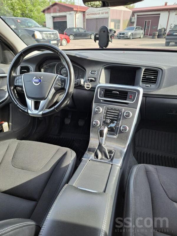 Red Volvo V60 2016 in Riga, with an engine capacity of 2.00 L and mileage of 235 thousand km for 9450 €, photo 7 on AUTOMOTO.COM.LV