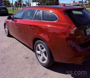 Red Volvo V60 2016 in Riga, with an engine capacity of 2.00 L and mileage of 241 thousand km for 7200 €, photo 3 on AUTOMOTO.COM.LV