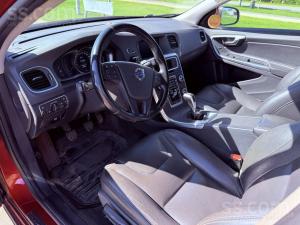 Red Volvo V60 2016 in Riga, with an engine capacity of 2.00 L and mileage of 241 thousand km for 7200 €, photo 5 on AUTOMOTO.COM.LV