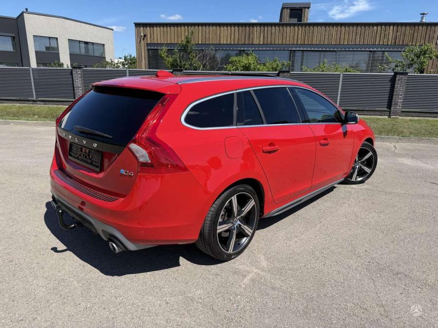 Red Volvo V60 2018 in Siauliai, with an engine capacity of 1.97 L and mileage of 203 thousand km for 10150 €, photo 5 on AUTOMOTO.COM.LV