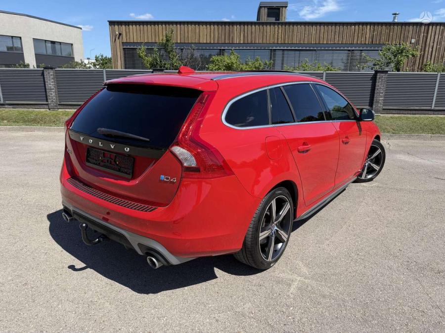 Red Volvo V60 2018 in Siauliai, with an engine capacity of 1.97 L and mileage of 203 thousand km for 10150 €, photo 6 on AUTOMOTO.COM.LV