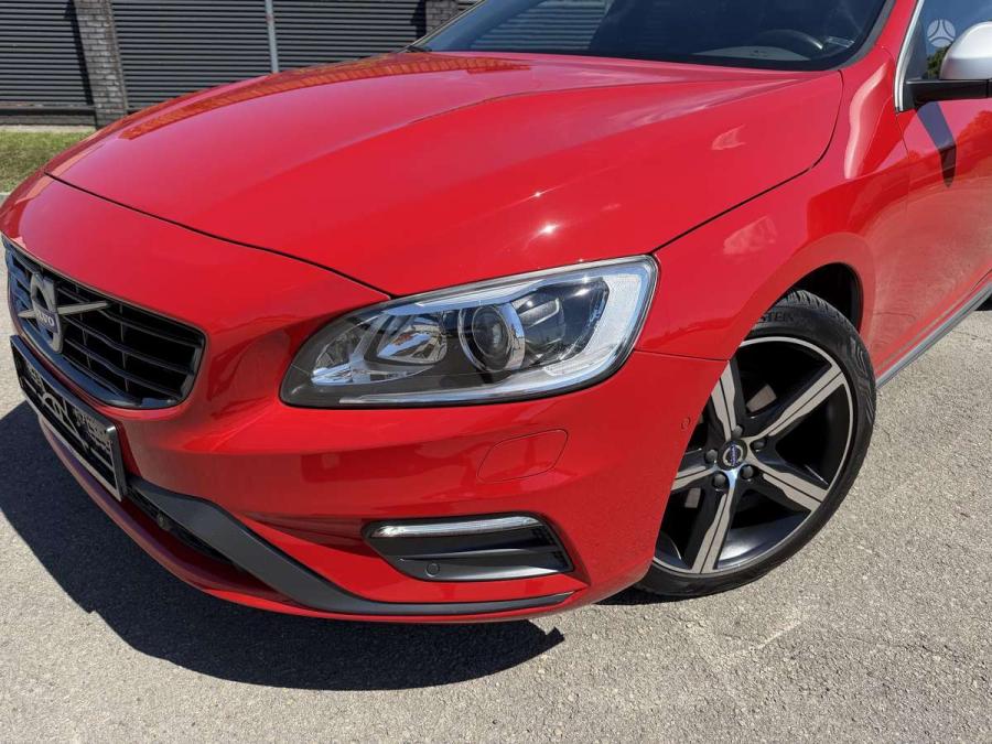 Red Volvo V60 2018 in Siauliai, with an engine capacity of 1.97 L and mileage of 203 thousand km for 10150 €, photo 10 on AUTOMOTO.COM.LV