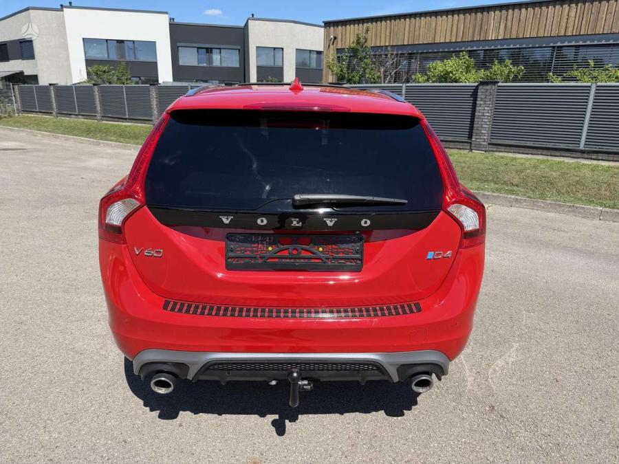 Red Volvo V60 2018 in Siauliai, with an engine capacity of 1.97 L and mileage of 203 thousand km for 10150 €, photo 14 on AUTOMOTO.COM.LV